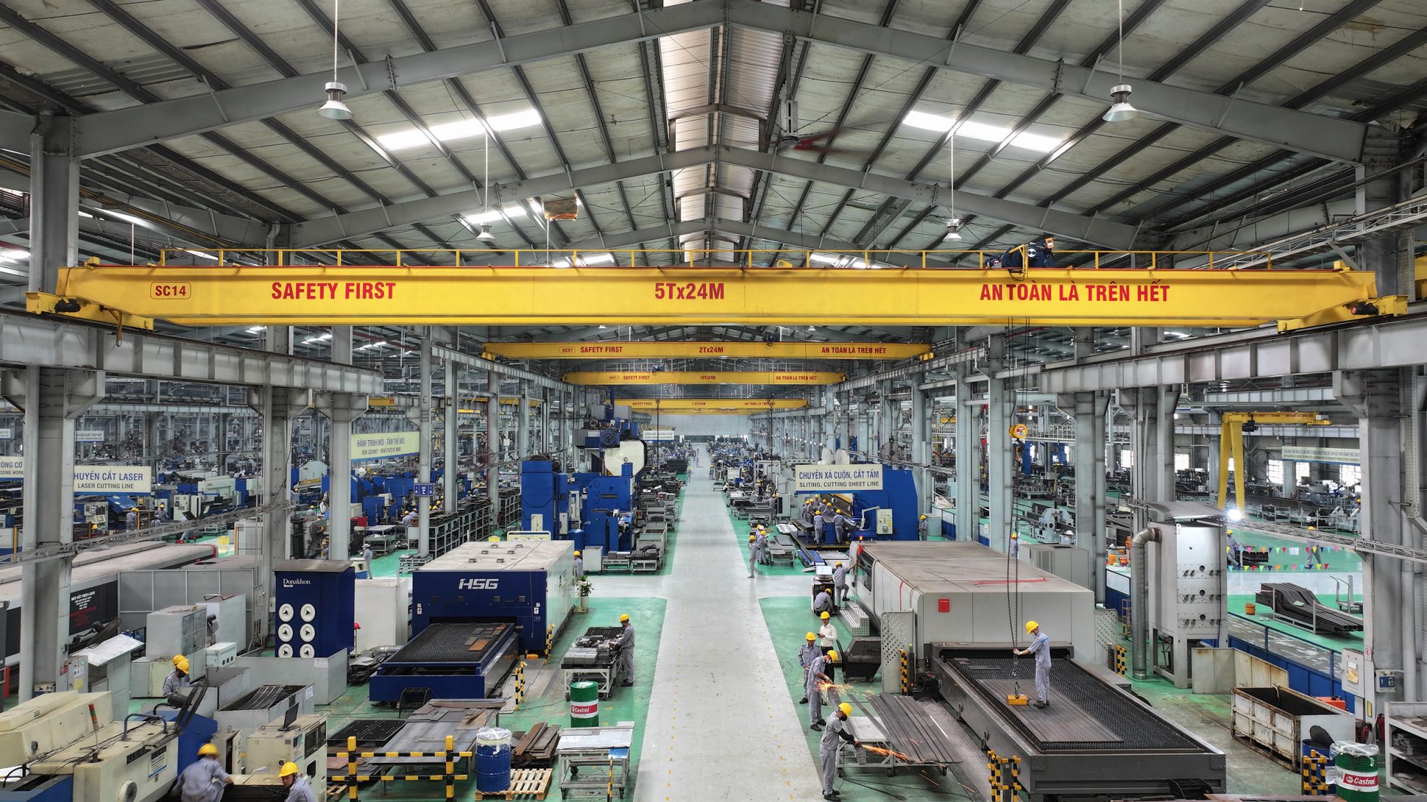 How to safely operate an overhead crane?