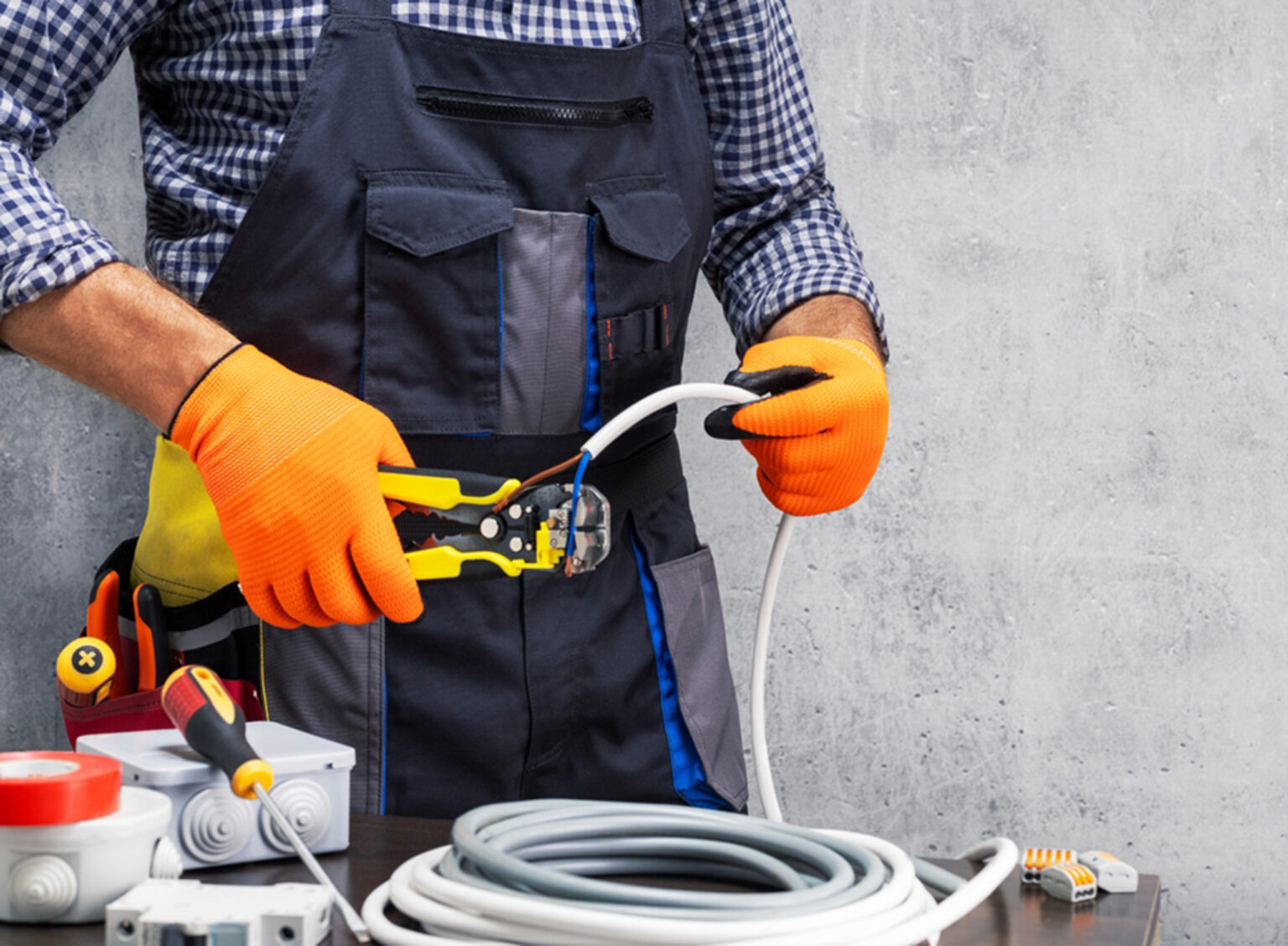 What Are Low Voltage Gloves? Criteria for Compliance?